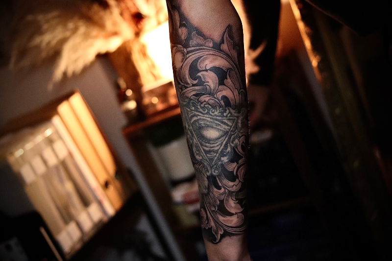 ブラック&グレー｜Black and Grey Tattoo on Arm・Outer Arm – Design Example